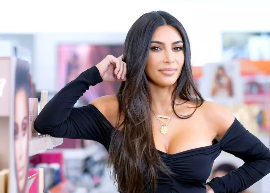 Kim Kardashian's Net Worth Yanzu Ya Kai Dala Miliyan 900 Bayan Ya Siyar Da Kason 20% A KKW Beauty akan Dala Biliyan 1 10812_1