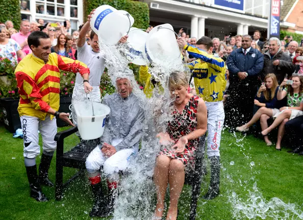 Ice Bucket Challenge bir tonna pul yig'di - bu barakami yoki la'natmi? 11382_1