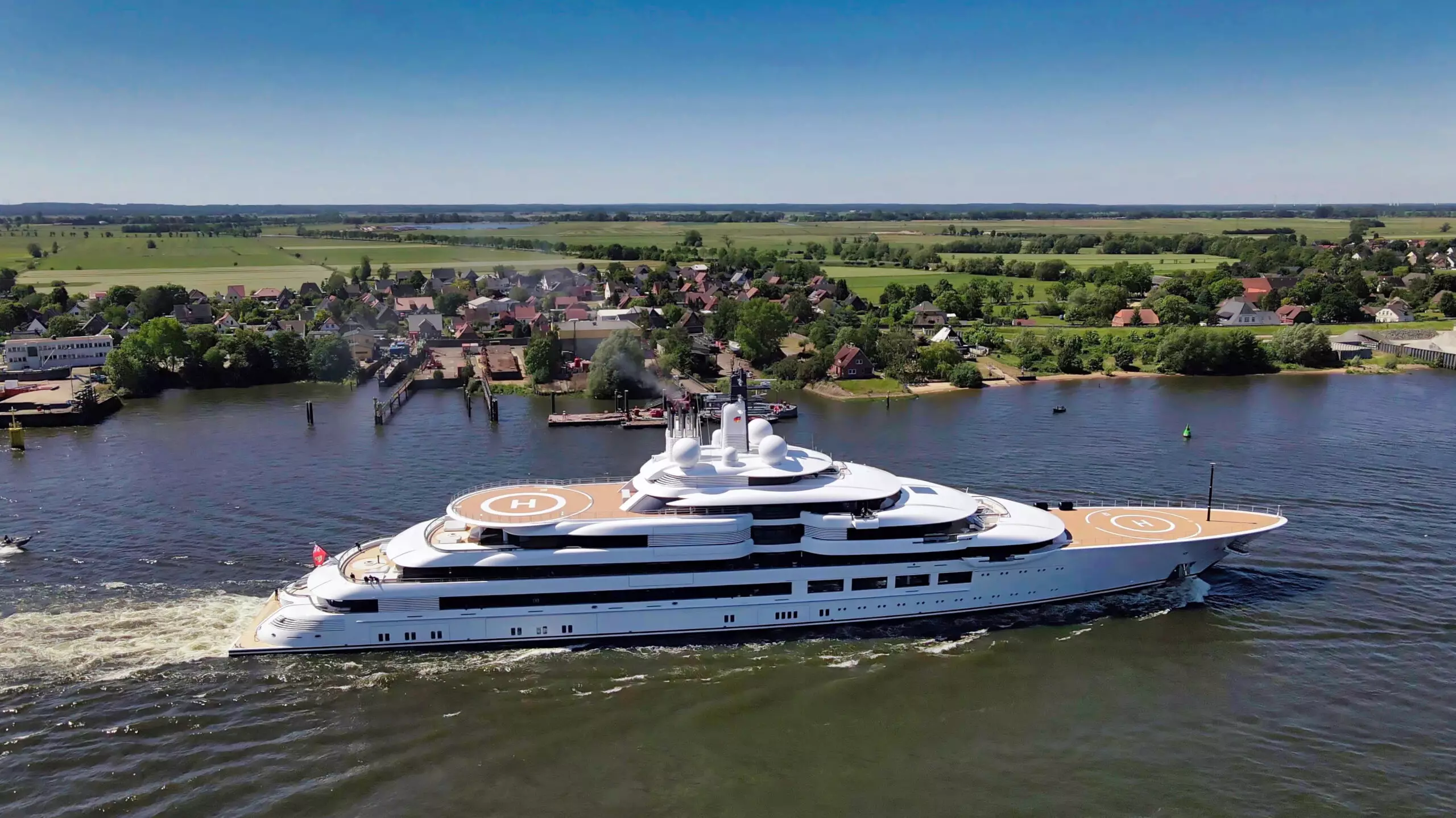 Awọn alaṣẹ Ilu Italia ngbiyanju lati ṣe idanimọ oniwun tootọ ti $ 700 Milionu Superyacht… Awọn agbasọ agbegbe Sọ pe Vladimir Putin ni