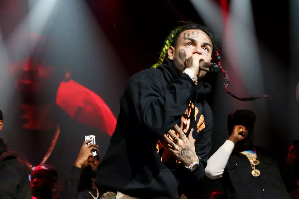 6ix9ine Yanze $ 200,000 Inkunga Ntamwana Ufite Inzara Noneho Ashakishwa Nundi Muryango udaharanira inyungu