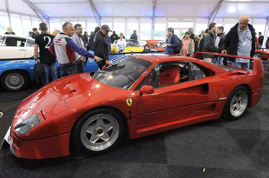 Ferrari F40 estremament rari u siewja li ma ġietx misjuqa f'29 sena tolqot il-blokk tal-irkant nhar il-Ħadd