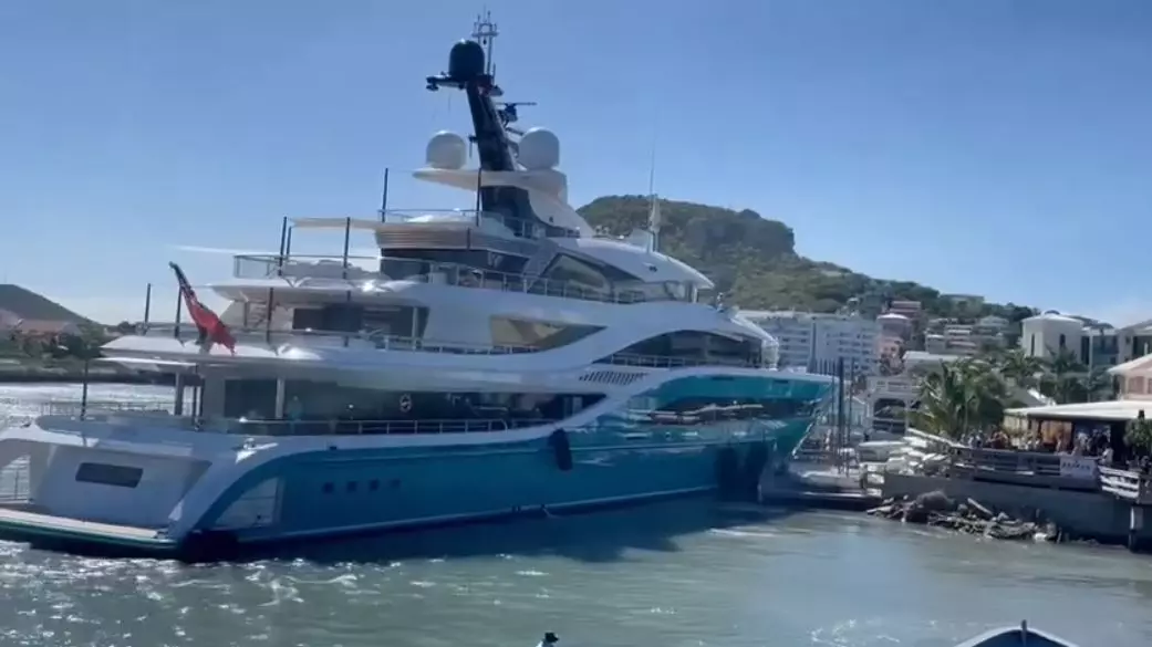 Il-Vidjo Jaqbad il-Mument ta' Yacht ta' $100 Miljun Proprjetà ta' Capri Sun Billionaire Jiġġarraf Fil-Karibew Yacht Club – Iva. Capri Sun Għamel Xi ħadd Biljunarju.