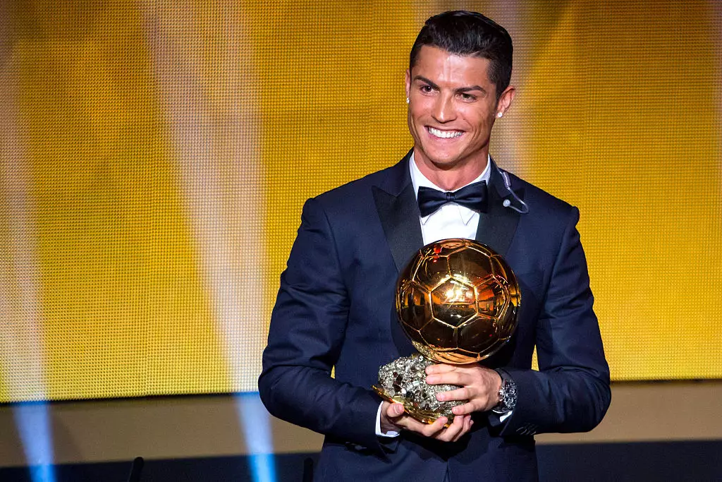 Cristiano Ronaldo Laŭdire Aĉetas $9.4 Milionojn Bugatti Centodieci