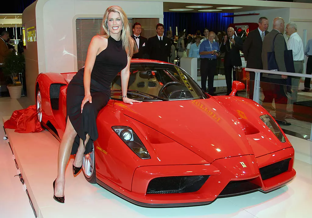 Ferrari Enzo 2,64 tapitrisa dolara dia namaky ny firaketana fividianana fiara an-tserasera