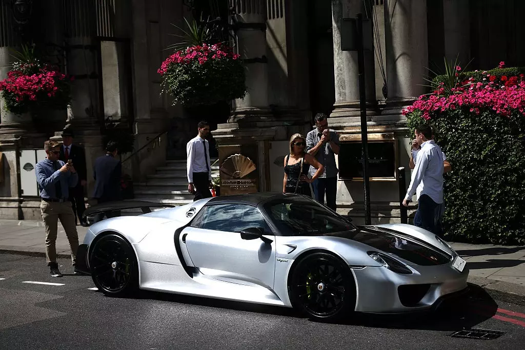 Dubaja Polictrupo Aldonas Porsche 918 Spyder Al Kreskanta Superaŭta Floto