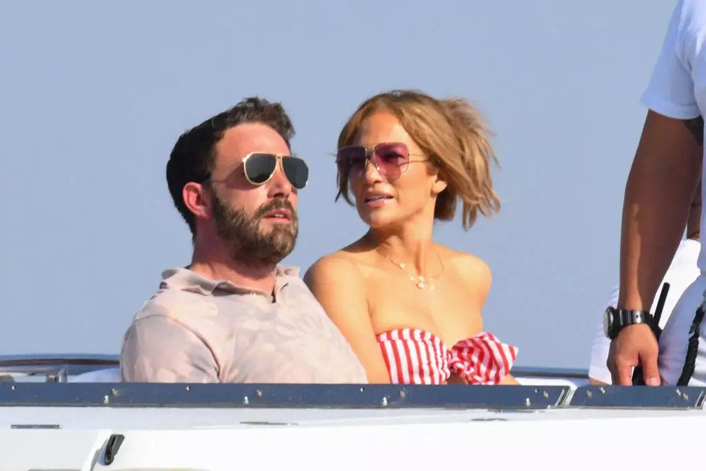 O Jennifer Lopez ma Ben Affleck ua lipotia mai o loʻo i totonu o le Escrow mo se $ 50 Miliona Bel-Air Mansion