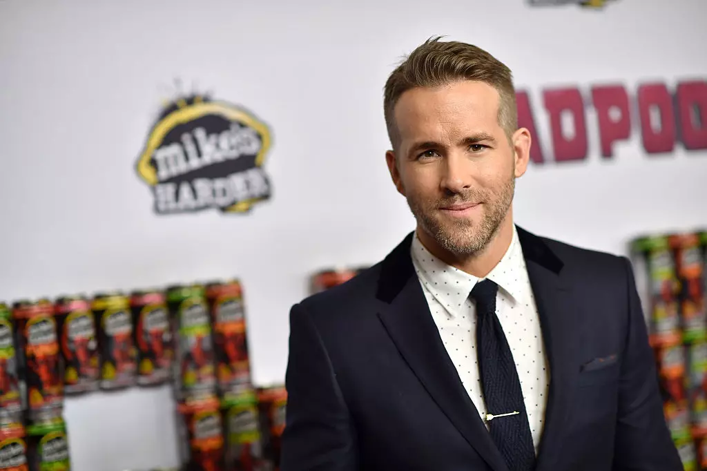 Ryan Reynolds en Rob McElhenney is na bewering in gesprek om in Walliese Wrexham AFC-sokkerspan te belê