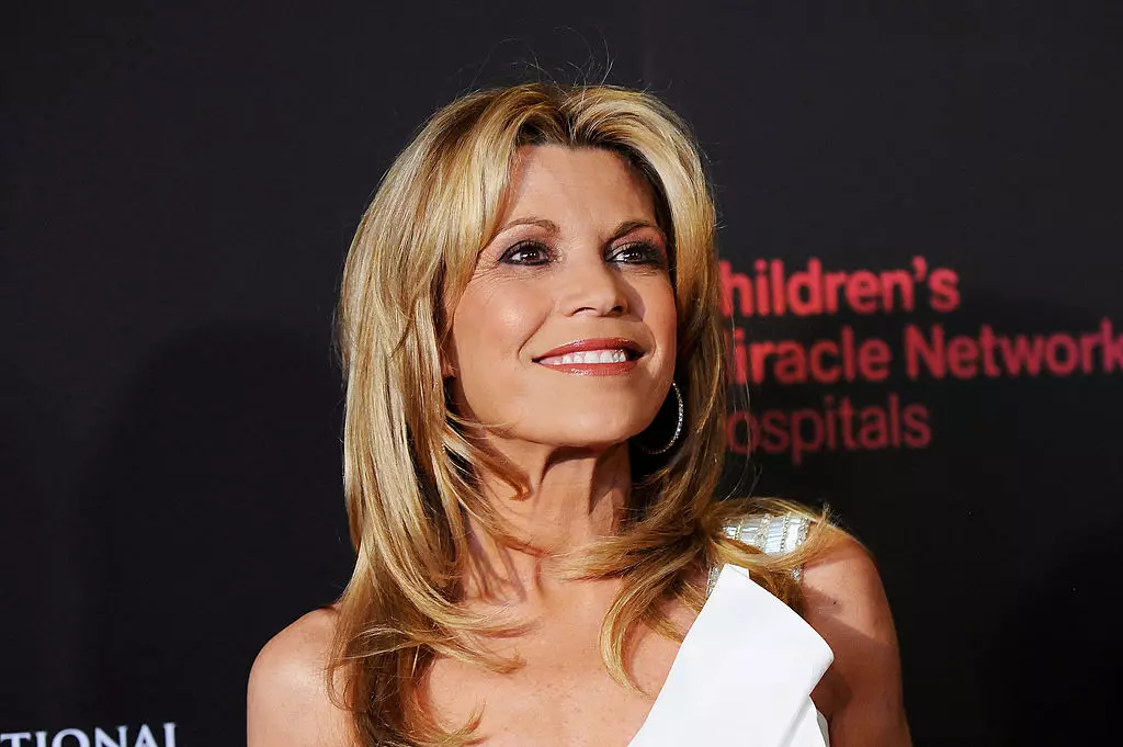 Vanna White Net Worth le Moputso: Lebili la Botle ba Lehlohonolo le Etsa bokae ho Phetha Litlhaku?