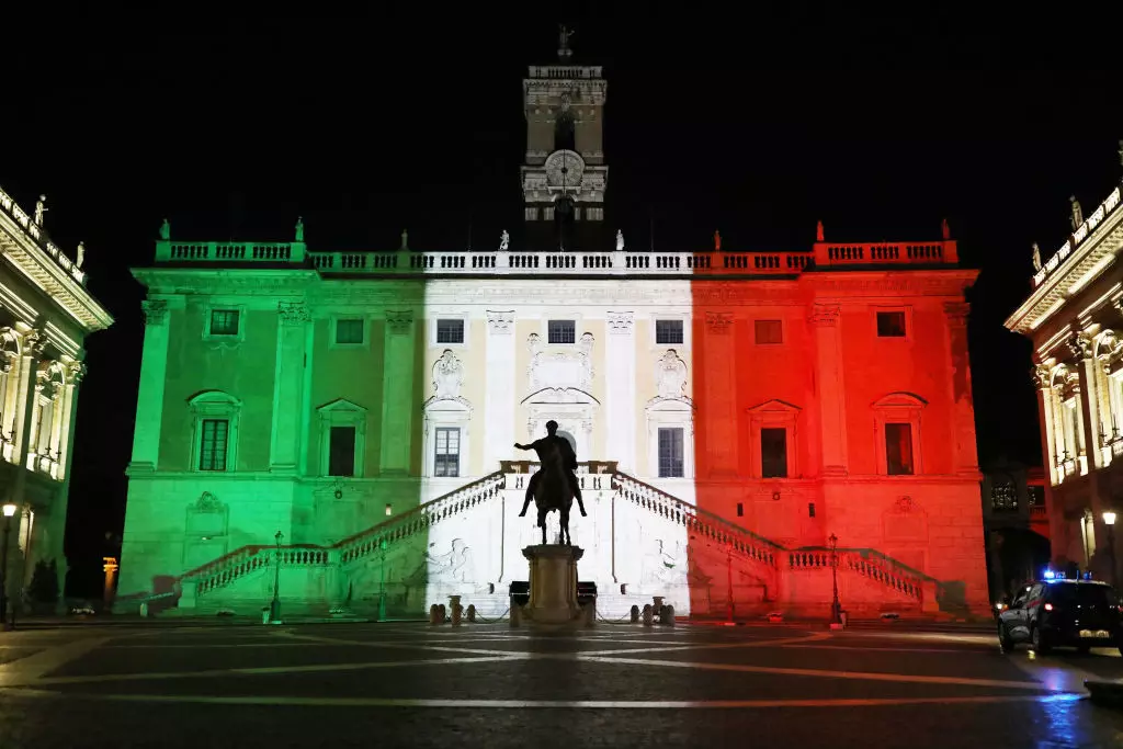 D'Nokommen vum italienesche leschte Kinnek probéieren e legale Besëtz vun de Krounbijoue vun Italien ze kréien