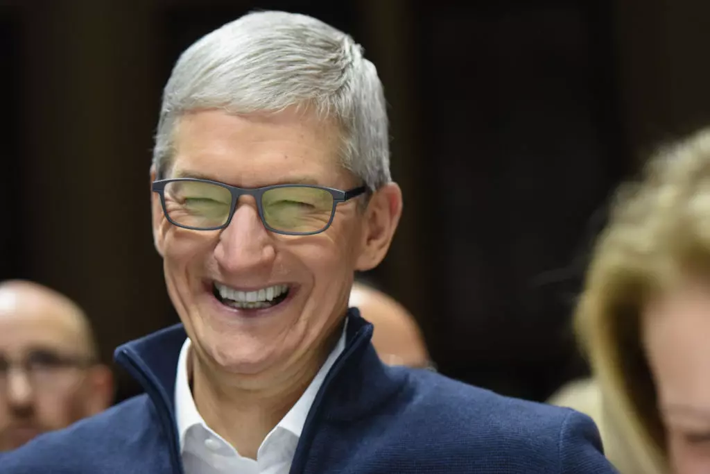 Dem Tim Cook seng Kompensatioun 2021 ass 500% eropgaang wéi Apple op $ 3 Billioun marschéiert