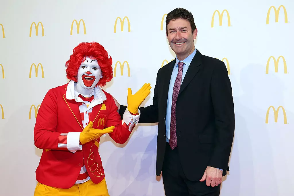 Nude Fotoen vu senger Firma E-Mail schécken Just kascht de fréiere CEO vu McDonald's $ 105 Milliounen