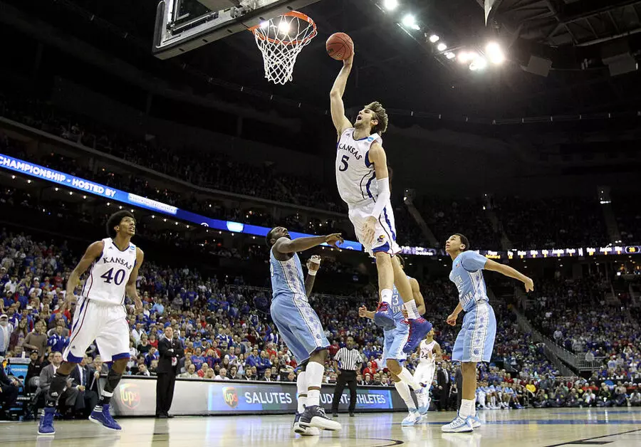 Bill Self vs. Hubert Davis: Ki moun ki fè yon salè ki pi wo? 1358_1