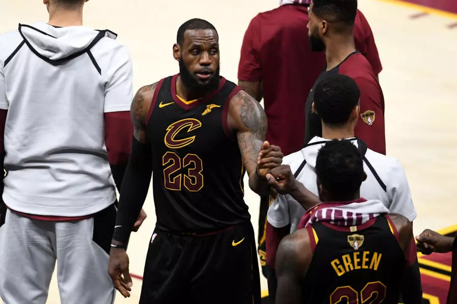 Thuill LeBron James $33 milliún an Séasúr seo...Ach ní bhfuair sé ach leath de 13600_1