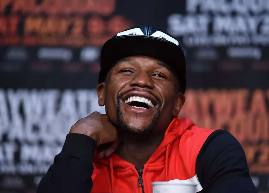 Floyd Mayweather sanoo haluavansa 300 miljoonaa dollaria taistellakseen Conor McGregoria vastaan… ja vielä 300 miljoonaa dollaria Khabib Nurmagomedovia vastaan. 14316_1