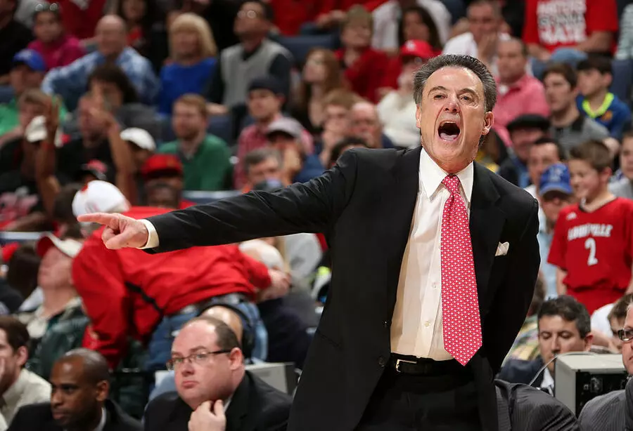 Rick Pitino ta ka pèdi jiska 55 milyon dola si yo revoke l ak kòz 14342_1