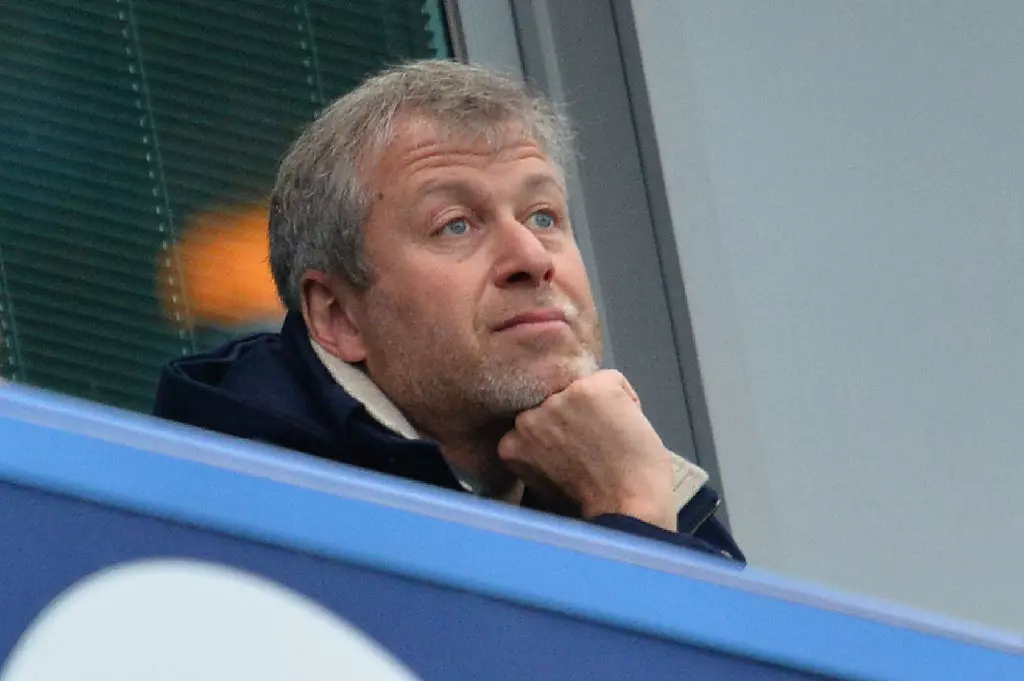 มหาเศรษฐี Roman Abramovich ขาย Chelsea FC ในความพยายามที่จะปกป้องมันจากการคว่ำบาตร