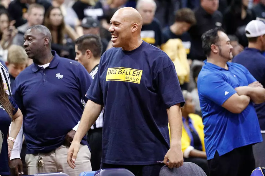 يعتقد LaVar Ball أنه يمكنه الحصول على صفقة حذاء بقيمة مليار دولار لأبنائه 15207_1