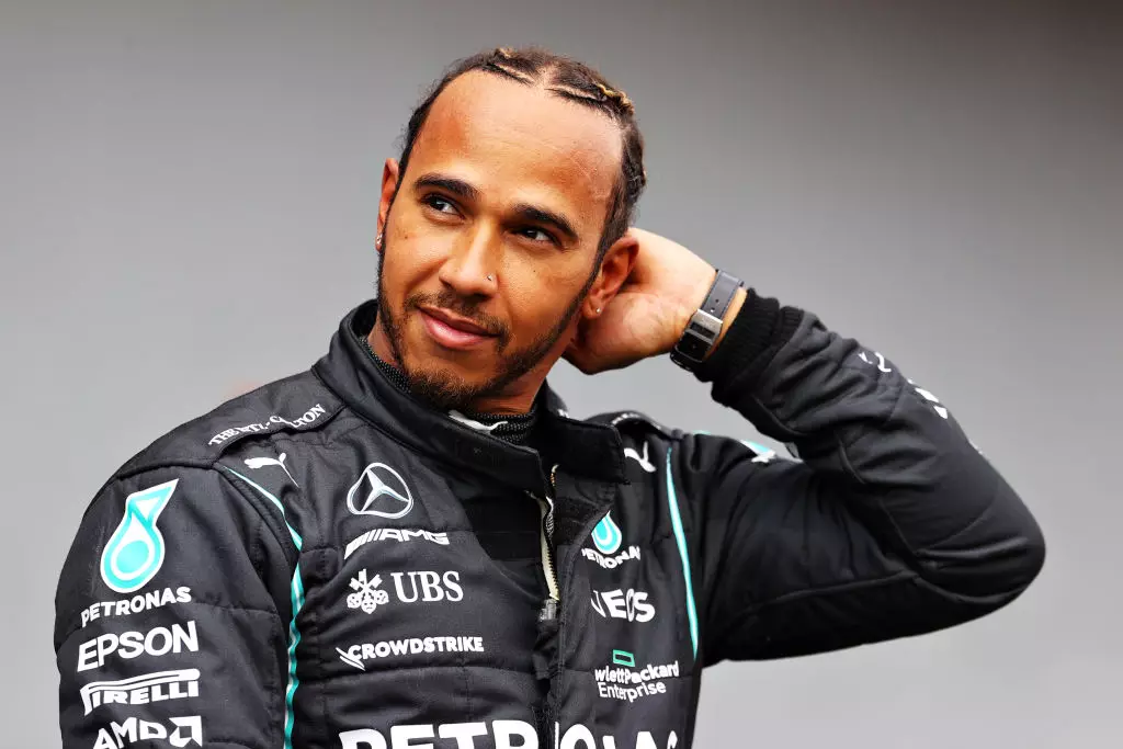 Lewis Hamilton hatar att Formel 1-racing har blivit en klubb för spädbarn från Billionaire Trust Fund