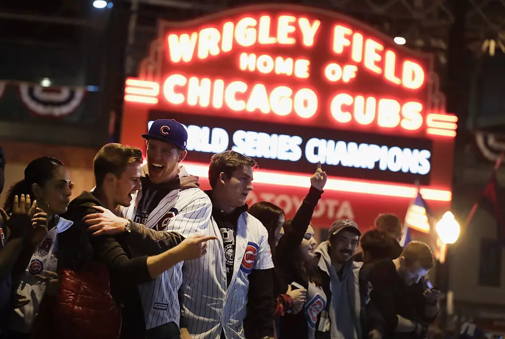 Fanoj de Chicago Cubs Tenas Nekonatajn Mondajn Serio-Vetajn slipojn Kiel Memoraĵoj, Savante Vegazon Pli ol $ 100,000