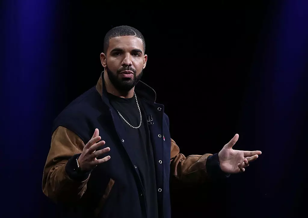 Drake Adagula Nyumba ya Mnansi Wake Pafupifupi $3 Miliyoni!