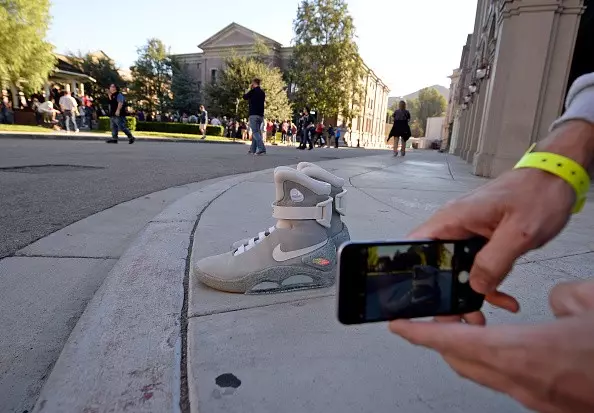 የመጀመርያ ጥንድ Back to The Future Nike Air Mags በ 37,500 ዶላር ይሸጣሉ