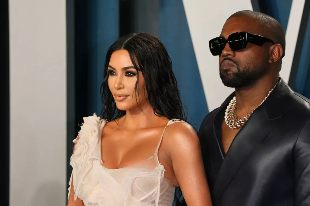 De Kim Kardashian huet dem Kanye West $ 20 Millioune bezuelt fir seng Halschent vun hirem Hidden Hills Mansion ... an $ 3 Millioune fir Interieurartikele gechipt!