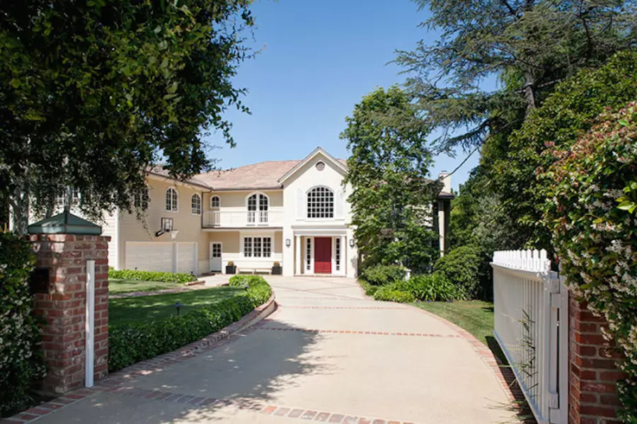 Ang 'Modern Family' Creator's Mansion ay Nabili ng $9.77 Million 15888_1