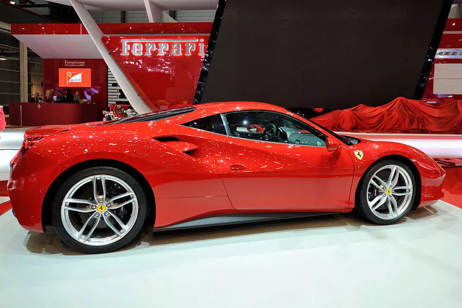 Miłośnicy luksusowych samochodów przygotowują się do ślinienia się nad nowym Ferrari 488 GTB 16000_1