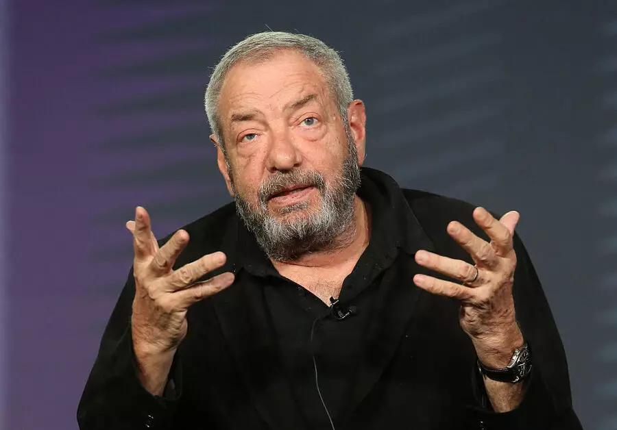 Dick Wolf Net Worth៖ ឯកសារលែងលះបង្ហាញពីប្រាក់ចំណូលប្រចាំខែគួរឱ្យអស់សំណើចរបស់អ្នកបង្កើតច្បាប់ និងសណ្តាប់ធ្នាប់ 1632_1