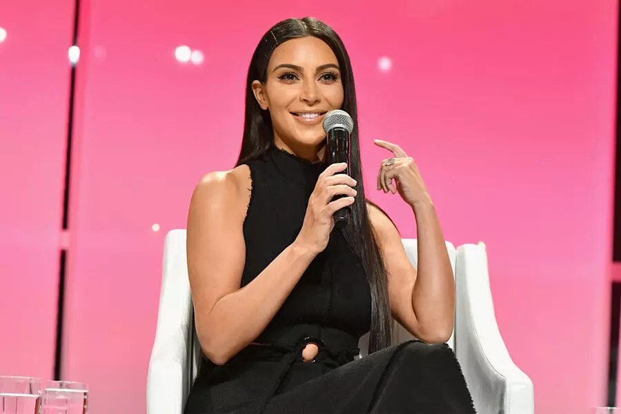 Kim Kardashian stiet foar in rjochtsaak fan $ 100 miljoen oer de Kimojis-app 16418_1