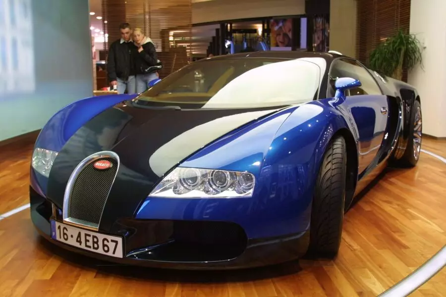 In Bugatti Veyron kostet sawat $ 1,7 miljoen ... en jo sille net leauwe hoefolle it kostet om de oalje te feroarjen 16882_1