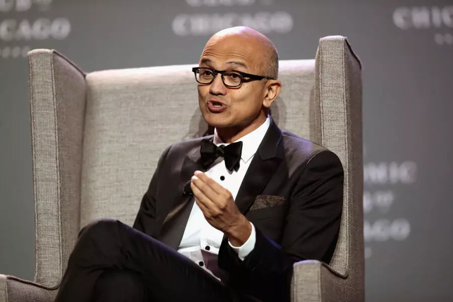 CEO Microsoft, Satya Nadella, bay yon valè 300 milyon dola nan aksyon - apeprè mwatye aksyon li nan konpayi an. 17283_1