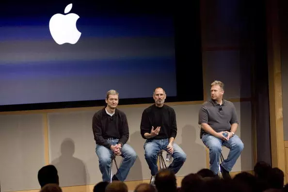 Tim Cook, Chief Operating Officer, Apple CEO Steve Jobs en Phil Schiller, EVP Product Marketing