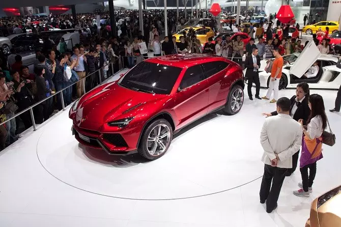 Een Lamborghini Urus concept-SUV wordt getoond op de Auto China 2012 autoshow in Peking op 26 april 2012. Autofabrikanten op de Peking autoshow zullen tal van schone energievoertuigen onthullen terwijl ze Chinese klanten proberen te overtuigen om benzineslurpende SUV's te ruilen voor schonere maar langzamere en duurdere opties. AFP PHOTO / Ed Jones (Fotocredit moet Ed Jones/AFP/GettyImages zijn)