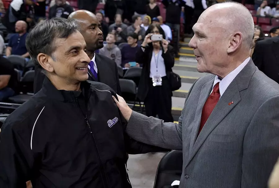 Vivek Ranadive le Mokoetlisi George Karl (Ka Litšoantšo tsa Getty)