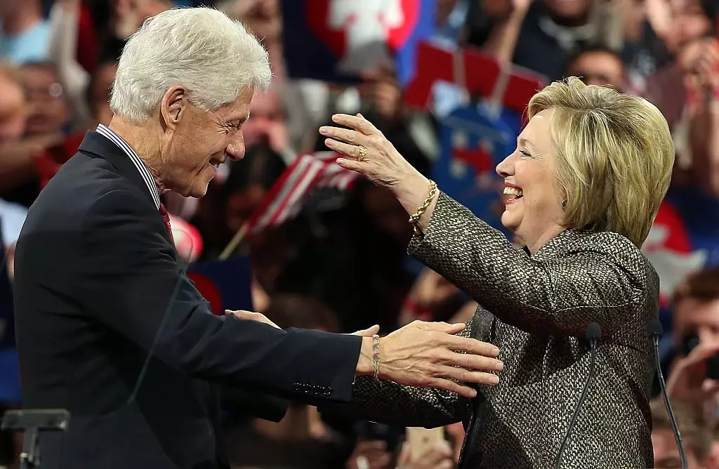 Mennyit kerestek Clintonék fizetett beszédekből 2015-ben?