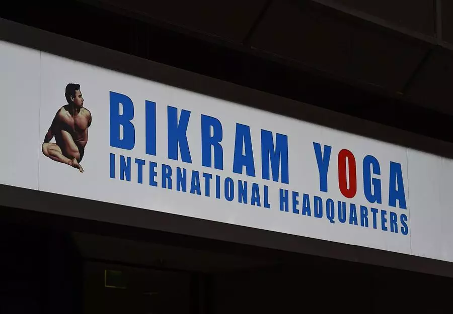 Yoga Guru To The Stars Bikram Choudhury sommé de remettre ses revenus 19128_1