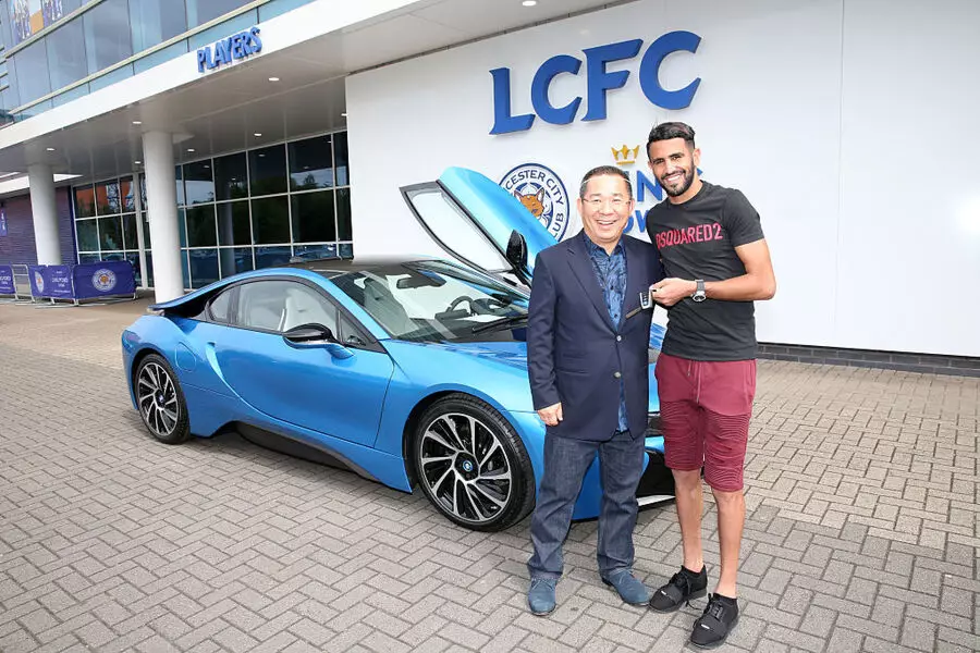 O bilionário tailandês e proprietário do Leicester City, Vichai Srivaddhanaprabha, acabou de morrer em um acidente de helicóptero fora do estádio da equipe 19754_4