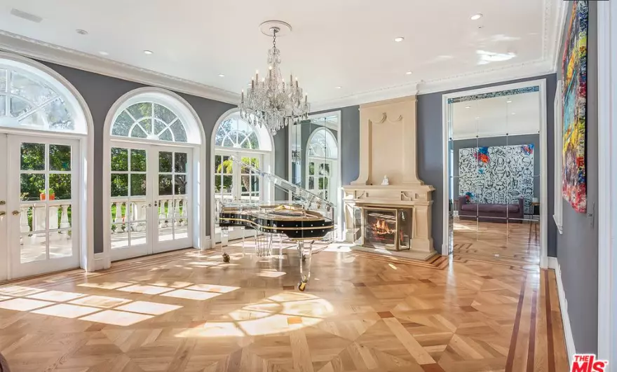 Filino de diktatoro listigas Beverly Hills Manse por 17,5 milionoj da dolaroj 23537_2