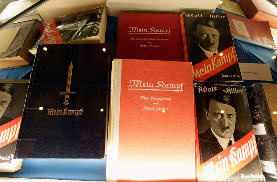 Бір қызығы, Mein Kampf кейбір жерлерде әлі күнге дейін бестселлер болып табылады. Роялтиді кім алады? 23543_1