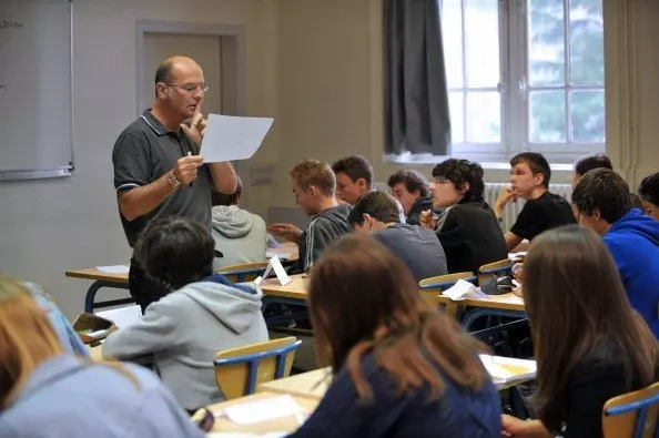 Zenbat irabazten du institutuko irakasle batek?