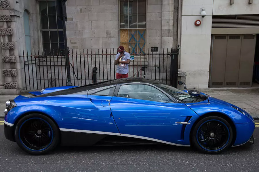 Pagani Huayra Roadster ကို $3.2M ငှားရန် တစ်လလျှင် သင်မည်မျှပေးရသနည်း 24123_1