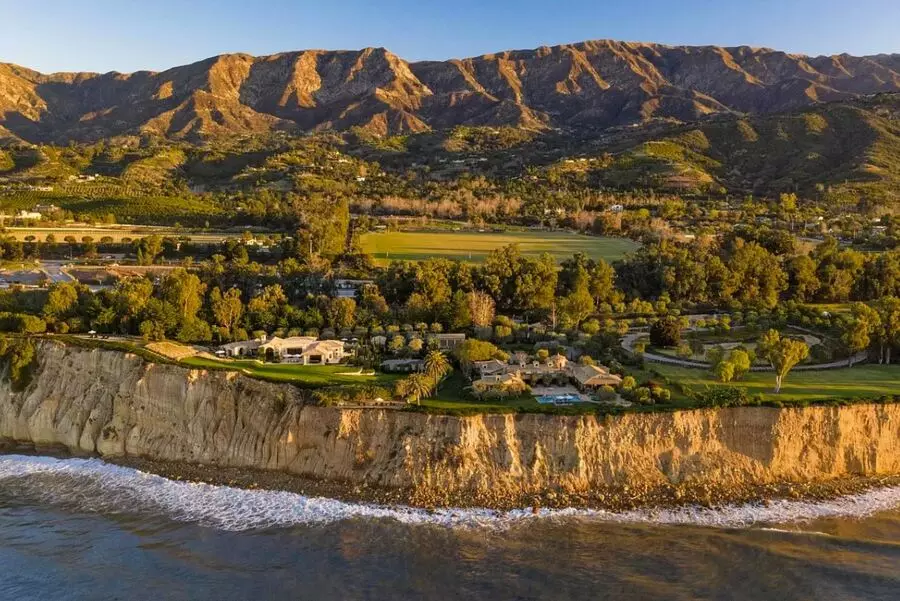 Iyalẹnu ti ko ni oye 22-Acre Santa Barbara Compound deba Ọja naa Fun $160 Milionu 24295_1