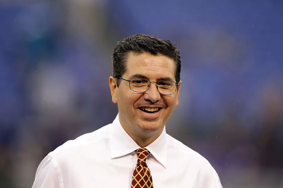 Tus tswv ntawm Washington Football Team Dan Snyder thov tias nws raug rho tawm 24373_1