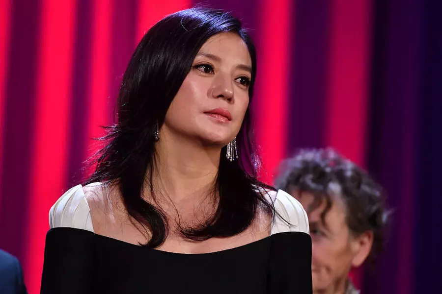 Ang Pinakamayamang Aktres Sa China ay Maaaring Tumakas Mula sa Sarili Niyang Pamahalaan 24436_1