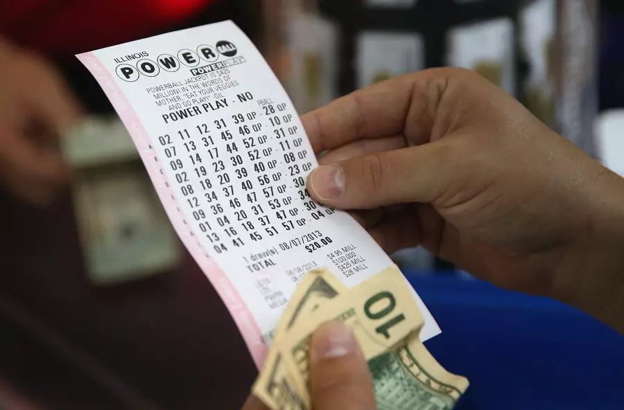 Altı həftə ərzində Powerball biletini unudan santexnika 136 milyon dollar qazanır... İşindən əl çəkmir! 24549_1