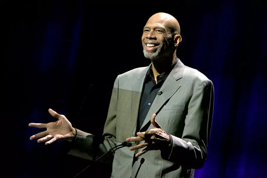 Kareem Abdul-Jabbar-ek bere oroigarrietako batzuk enkantean jartzen ari da, baina ez hautsita dagoelako 24757_1