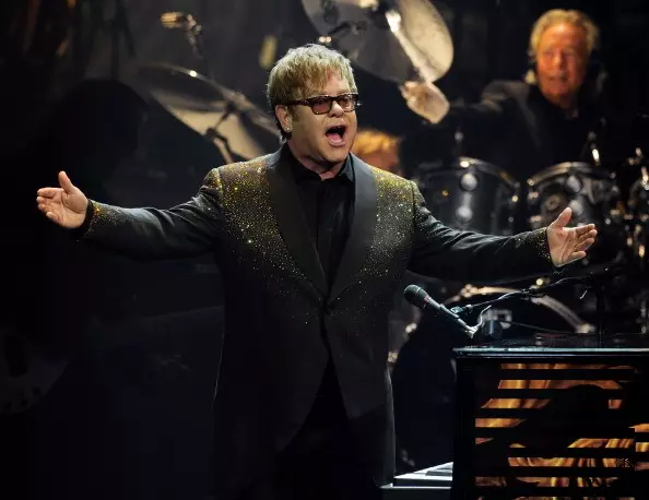 Elton John an chéad taibhiú ar a Piano Million Dollar