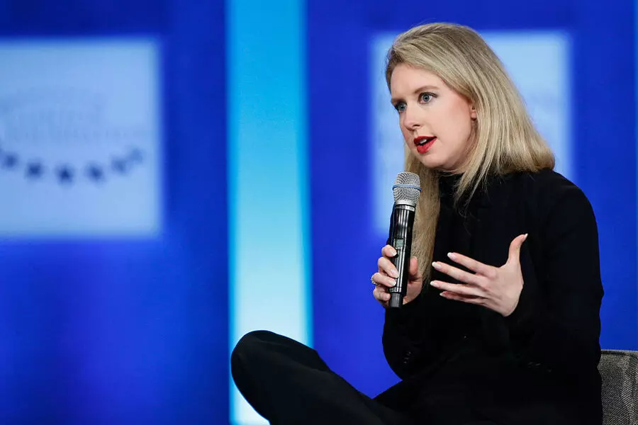 Theranos တည်ထောင်သူ Elizabeth Holmes သည် စည်းစိမ်ဥစ္စာနှင့် ကျော်ကြားမှု ကြောင့် လှုံ့ဆော်ခံရသည်ဟု အစိုးရရှေ့နေများက စွပ်စွဲသည်။ 26302_1