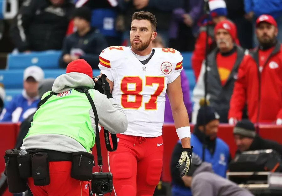 ORCHARD PARK, NY - 09 ພະຈິກ: Travis Kelce #87 ຂອງ Kansas City Chiefs ອຸ່ນເຄື່ອງກ່ອນເຄິ່ງທໍາອິດຕໍ່ກັບ Buffalo Bills ທີ່ Ralph Wilson Stadium ໃນວັນທີ 9 ພະຈິກ 2014 ໃນ Orchard Park, ນິວຢອກ. (ຮູບພາບໂດຍ Tom Szczerbowski / Getty Images)